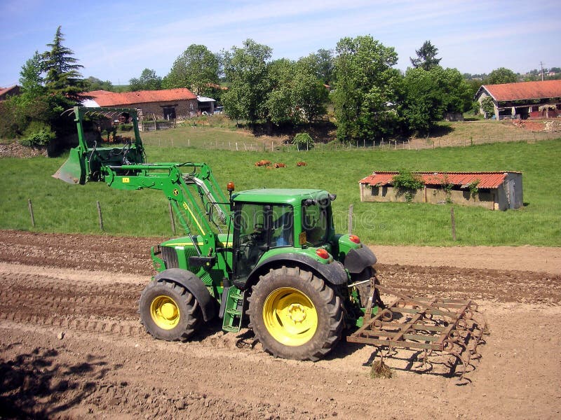 Trator verde fotografia editorial. Imagem de trator, agricultor - 3584067
