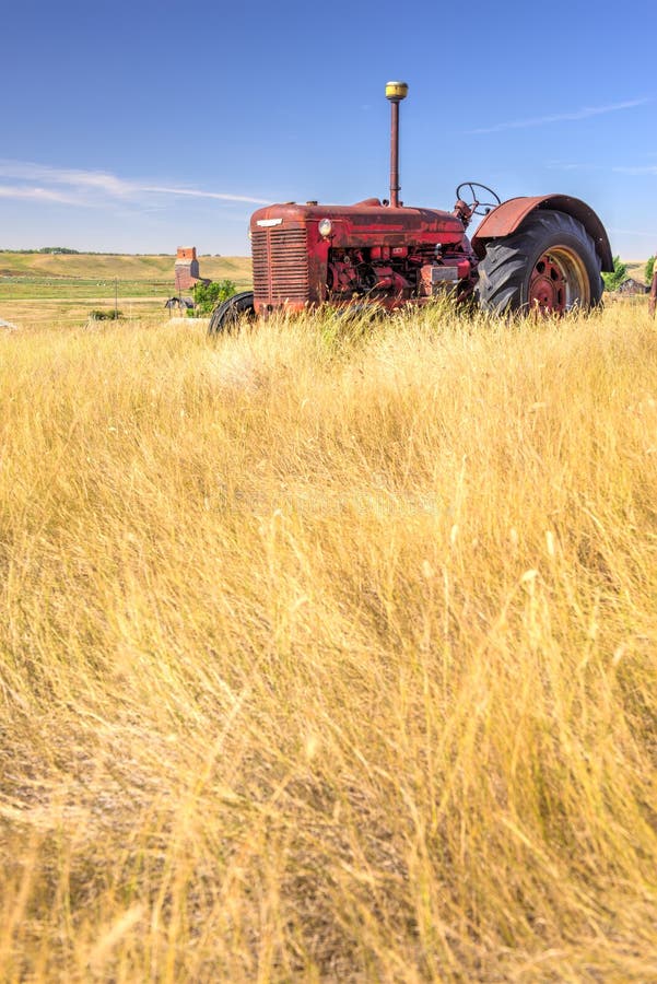 Trator no prado foto de stock. Imagem de azul, campo - 21608472
