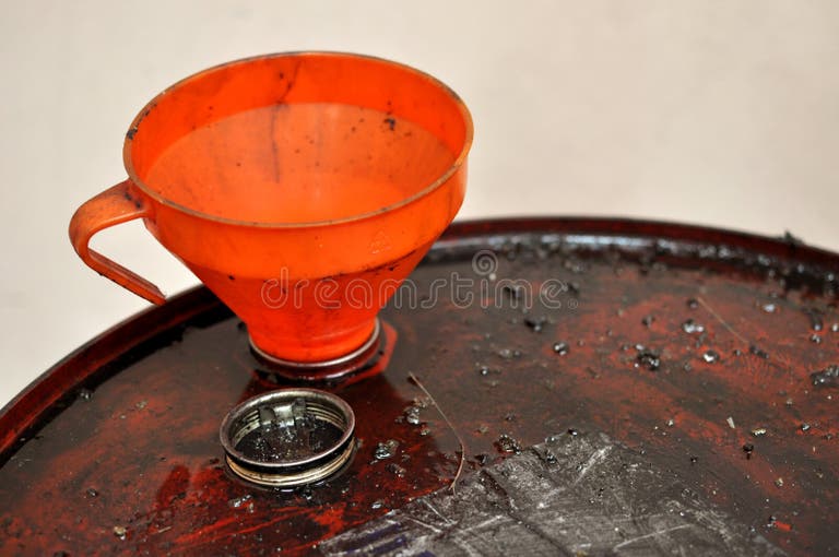 Tratt i olje- vals arkivfoto. Bild av stängning, abstrakt - 50181844