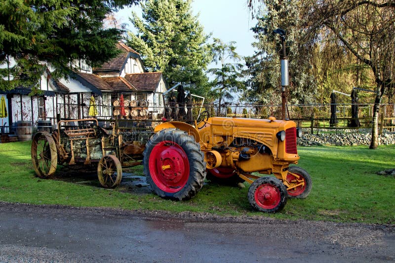 Trattore a Ruote Con Il Rimorchio Fotografia Stock - Immagine di ...