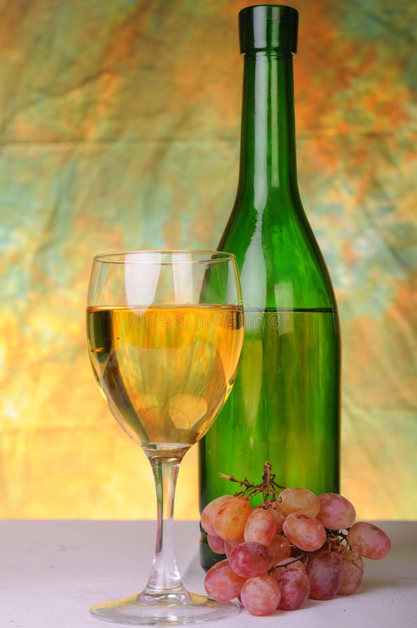 Trauben und Wein stockbild. Bild von herbst, frucht, alkohol - 12318533