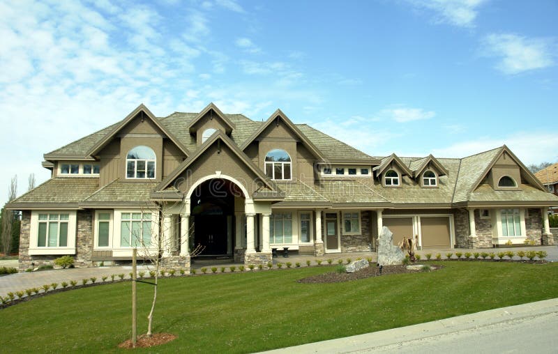 Traumhaus stockfoto. Bild von spitzen, vorstadt, architektur - 2241472