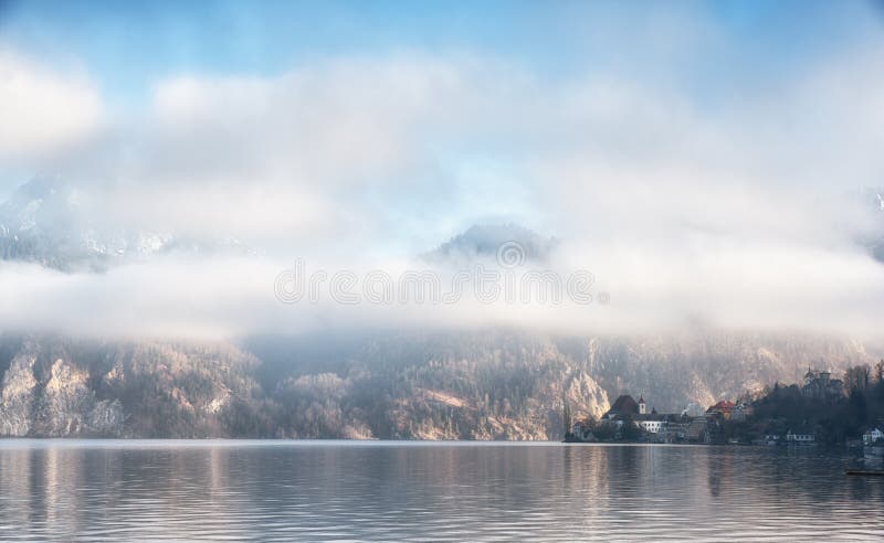 Traunkirchen-Dorf Und Traunstein-Berg Stockfoto - Bild von europäisch ...