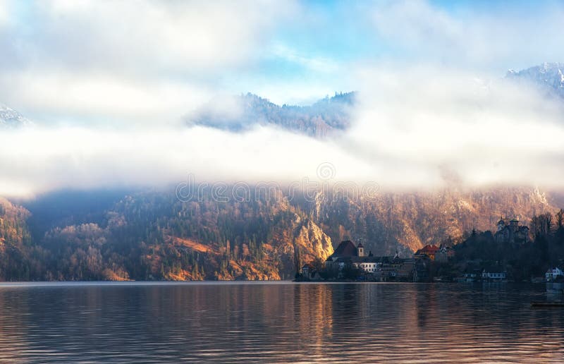 Traunkirchen-Dorf Und Traunstein-Berg Stockfoto - Bild von europäisch ...