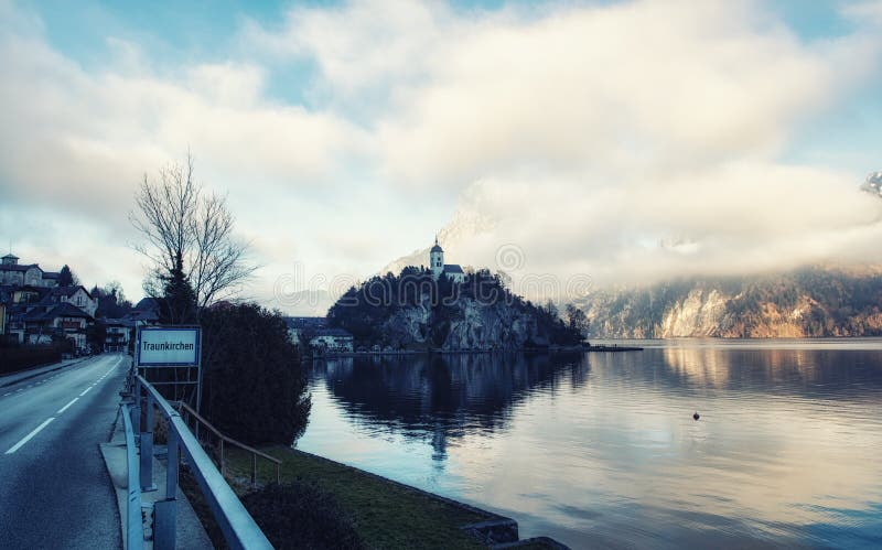 Traunkirchen-Dorf Und Traunstein-Berg Stockfoto - Bild von johannes ...