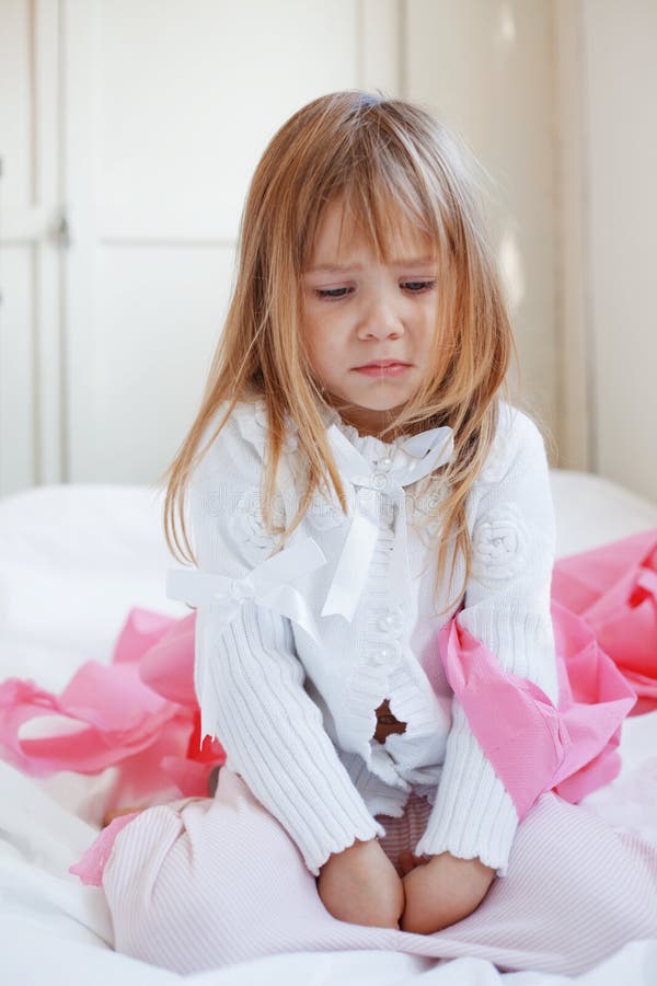 Trauriges Kind stockfoto. Bild von kind, verletzt, sturz - 12102926