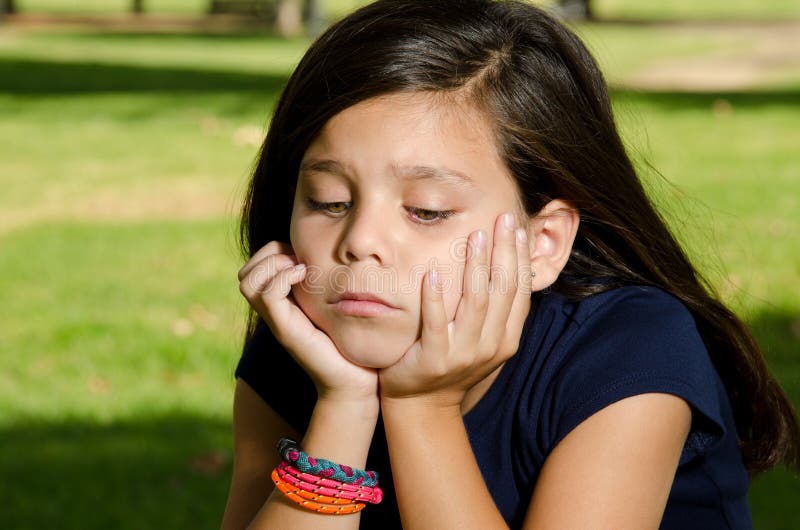 Trauriges Kind stockfoto. Bild von kind, gefühle, einsam - 27055896