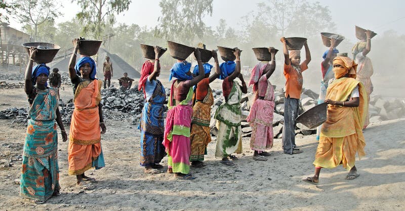Travail de femmes en Inde image stock éditorial. Image du machine ...