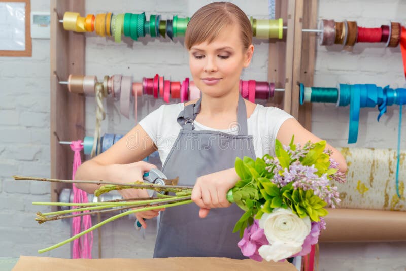 Travail De Fleuriste Avec Des Fleurs Photo stock - Image du système ...