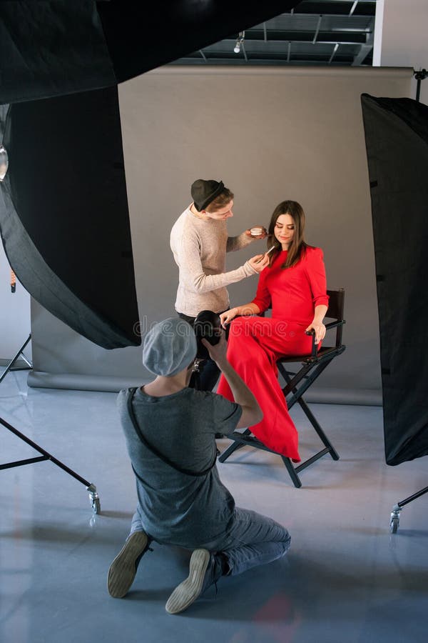 Travail De Photographe Et De Styliste Dans Le Studio Photo stock ...