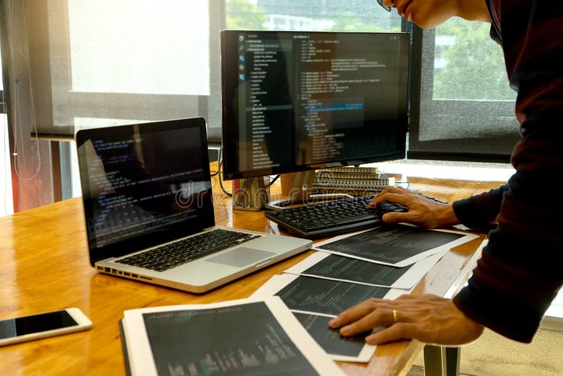 Programmeur au travail image stock. Image du homme, programmation - 3099581