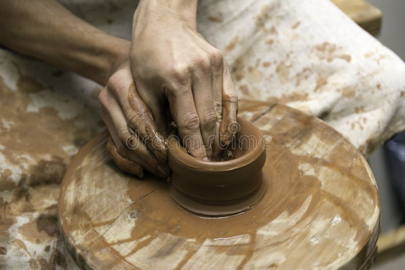 Travail du ` s de potier photo stock. Image du handmade - 102769582