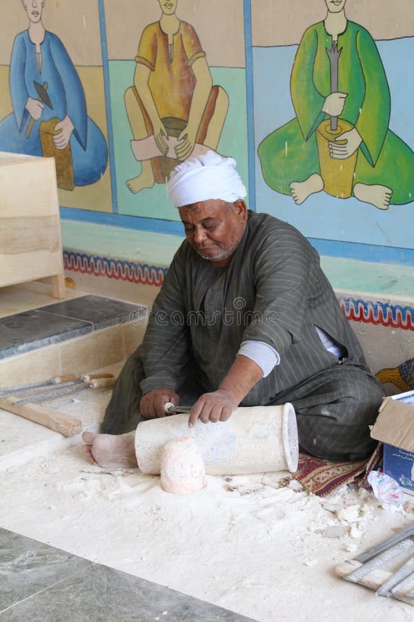 Travailleur d'albâtre photo éditorial. Image du ouvrier - 82076226