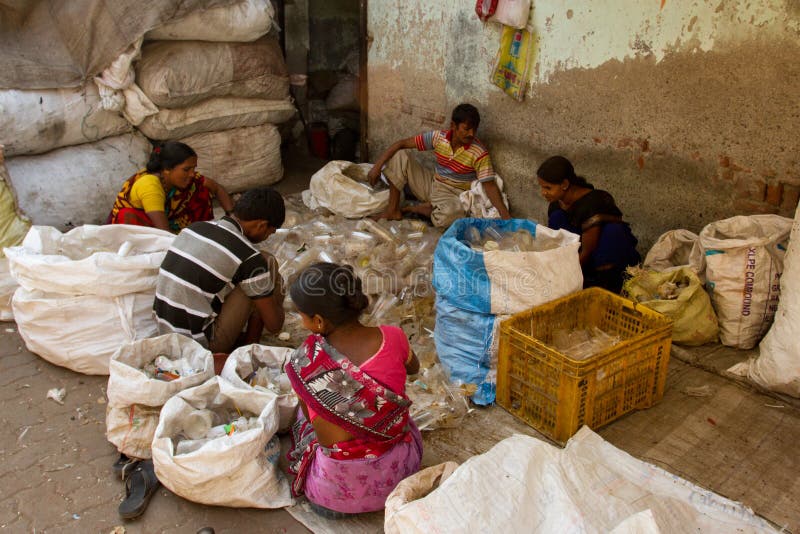 Travailleurs Des Taudis De Dharavi De Mumbai, Inde Photo éditorial ...