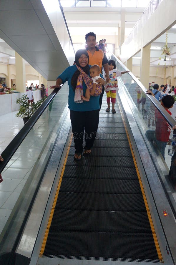 Travelator foto editorial. Imagen de ciudad, aprenda - 54852911