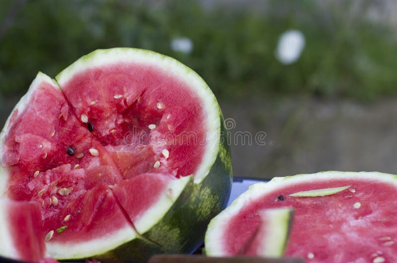 Sandía partida en dos foto de archivo. Imagen de vitamina - 7000852