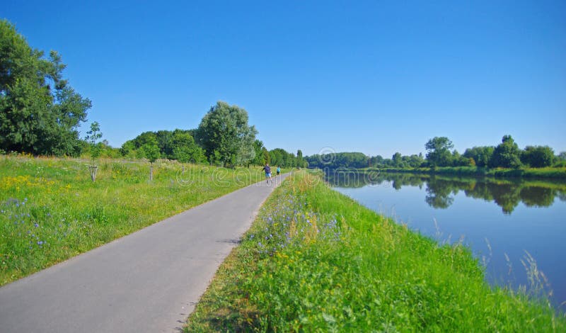 Trayectoria De La Bicicleta Cerca Del Río Imagen de archivo - Imagen de ...