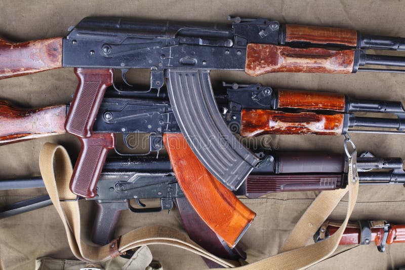 Tre Ak 47 Su Tela Con Le Munizioni Su Tela Fotografia Stock - Immagine ...