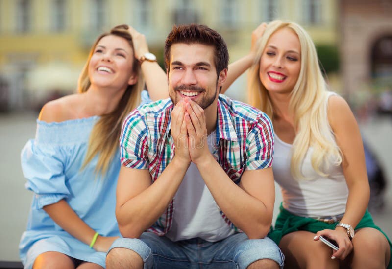 Tre amici che si divertono immagine stock. Immagine di amichevole ...