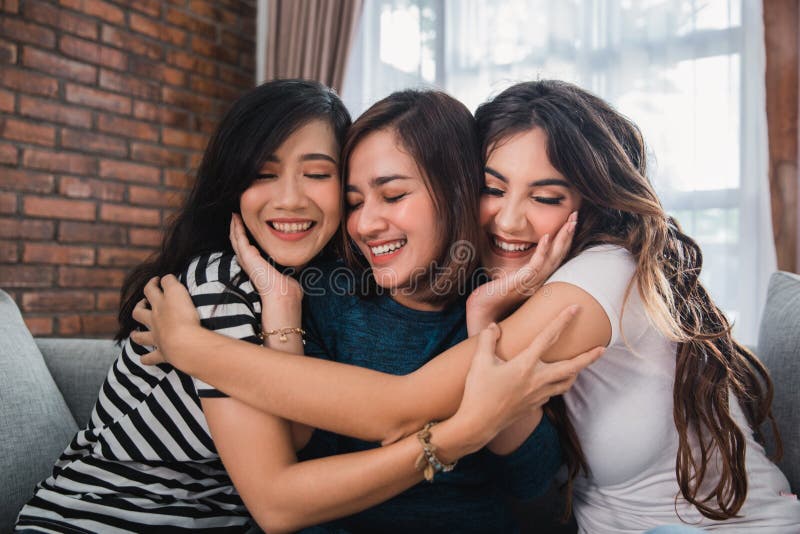 Tre Amici Che Si Abbracciano Fotografia Stock - Immagine di amico ...