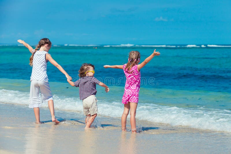 African American Barn Springer Och Leker Lyckligt Tillsammans På ...