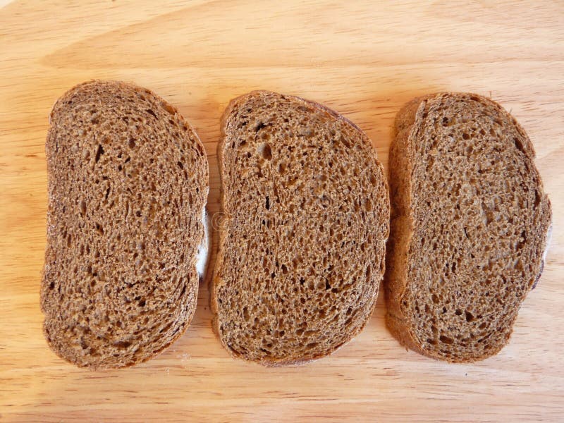 Tre Fette Di Pane Di Segale Immagine Stock - Immagine di nero, alimento ...