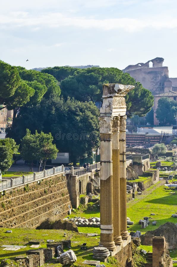 Tre Gamla Kolonner I Roman Forum I Rome Redaktionell Fotografering för ...