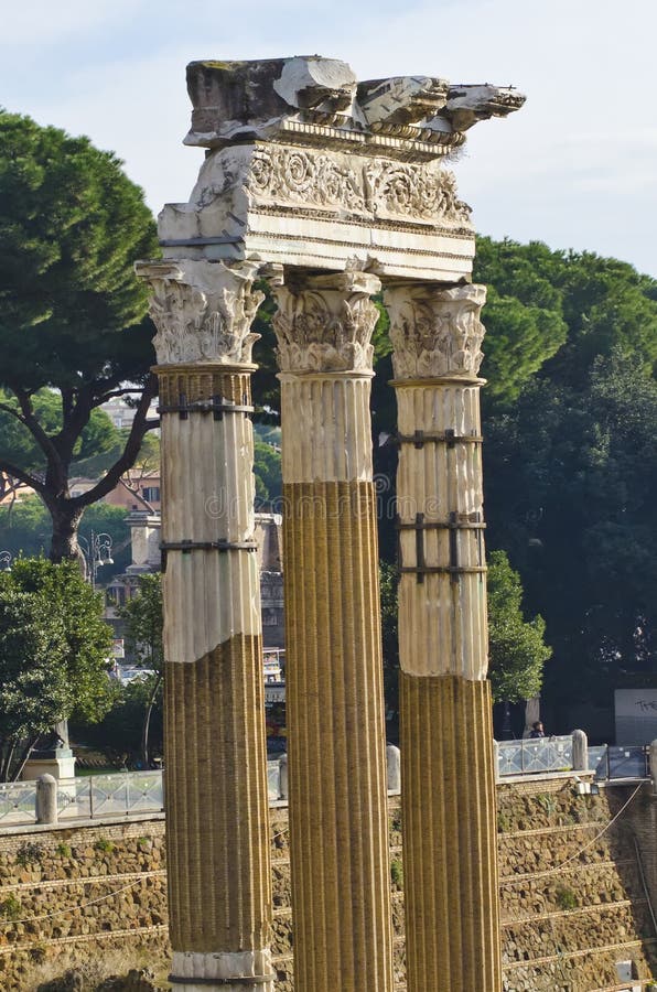 Tre Gamla Kolonner I Roman Forum I Rome Arkivfoto - Bild av italienare ...