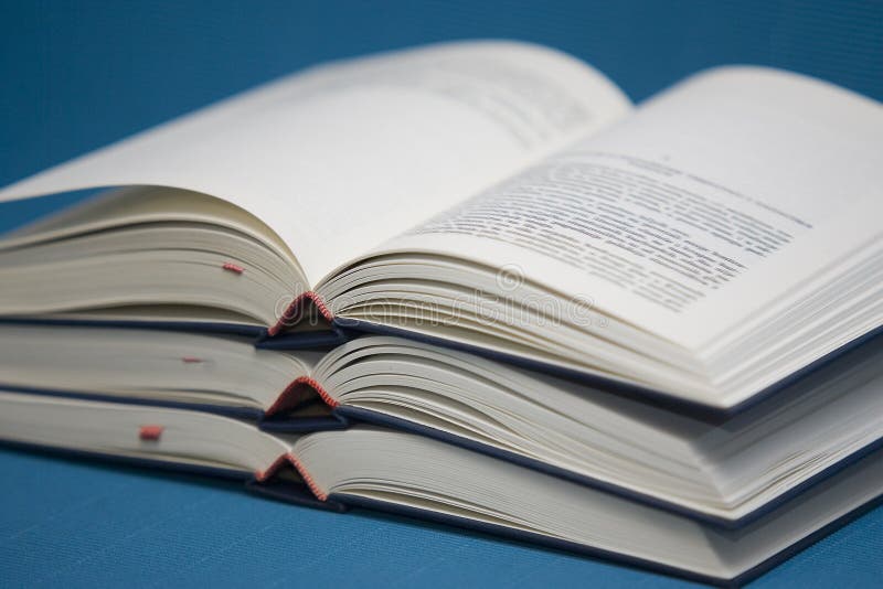 Tre libri aperti immagine stock. Immagine di bordi, isolato - 1276367