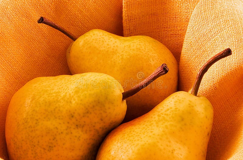 Tre pere immagine stock. Immagine di frutta, salute, miele - 334107