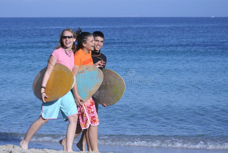 Tre Allegri Surfisti Di Skimboard Immagine Stock - Immagine di ...