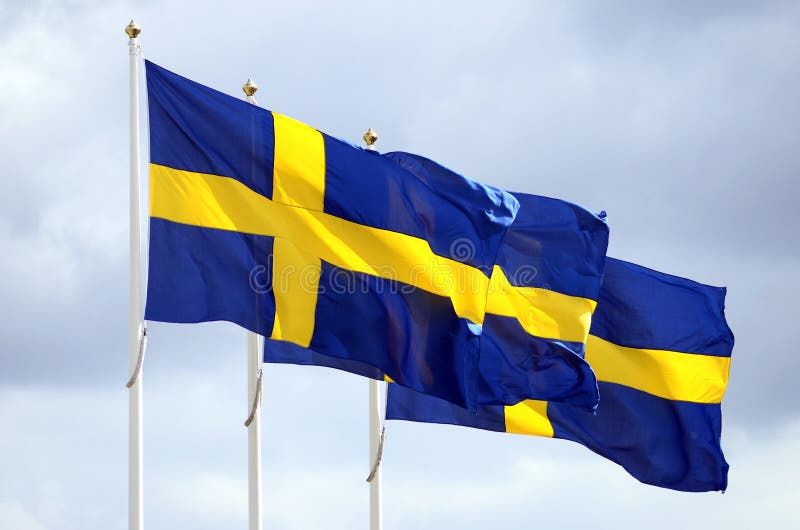 Tre Sverige flaggor fotografering för bildbyråer. Bild av midnatt ...