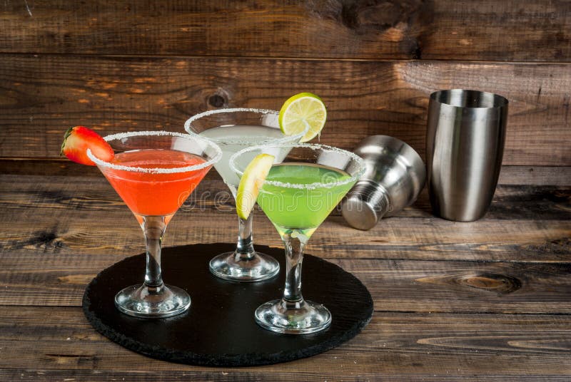 Insieme Dei Cocktail Rossi Alcolici Con La Menta Sulla Tavola Di Legno ...