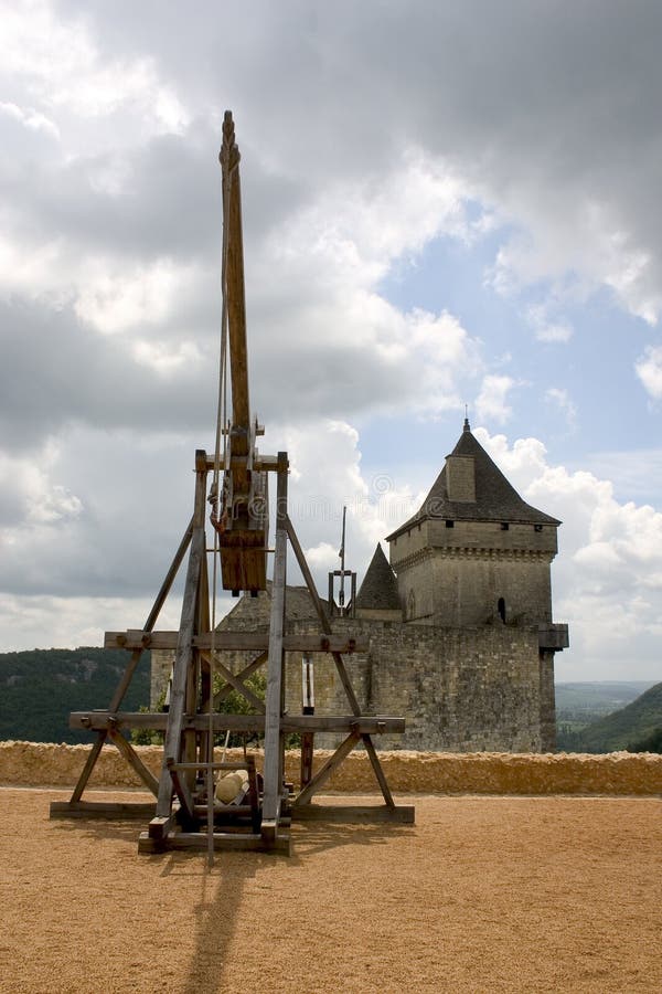 Trebuchet at Urquhart Castle. Stock Photo - Image of balls, castles ...