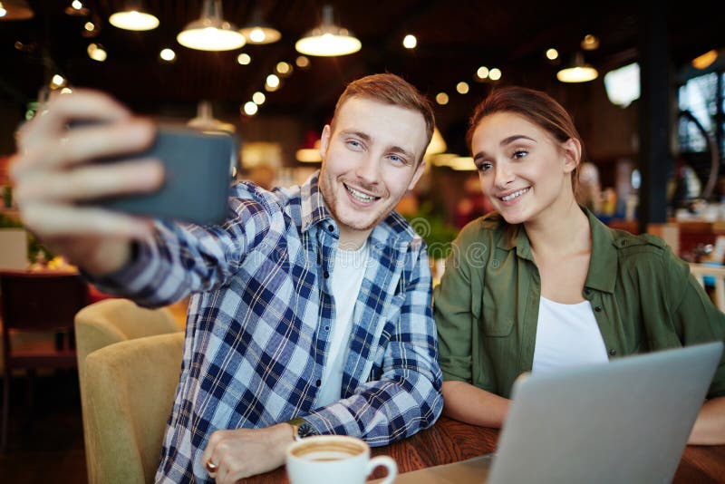 Heraus hängen mit Freunden stockfoto. Bild von vorstand - 89513362