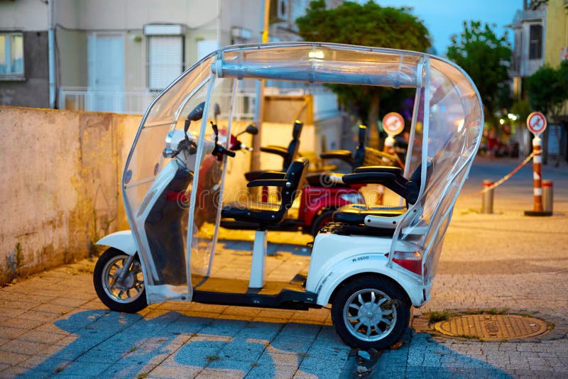 Trehjulig Moped Med Tak. Kalkonrickshaw Redaktionell Foto - Bild av ...