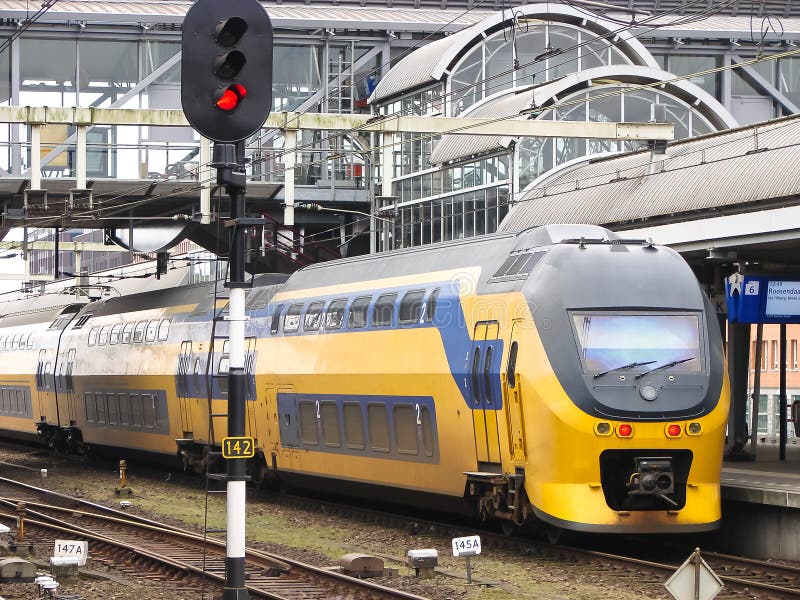 Nederlandse trein stock foto. Image of snel, licht, passeren - 5316914