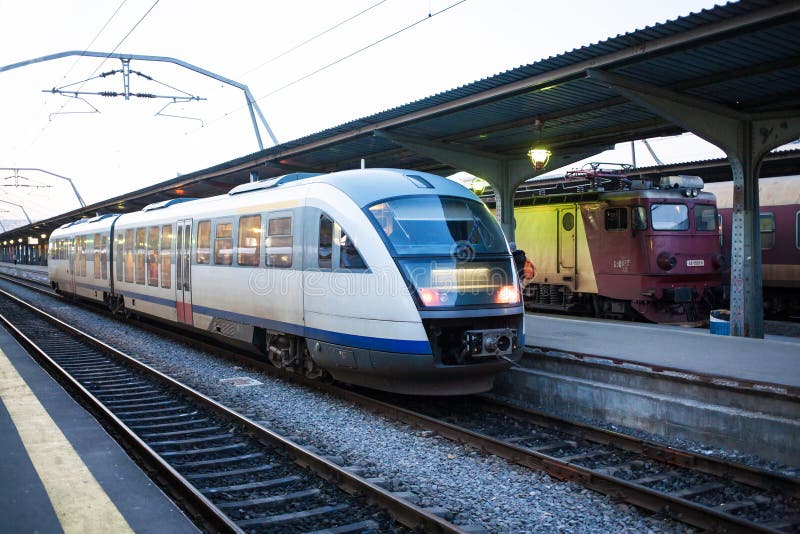 Trein Die Bij Post Aankomen Stock Foto - Image of stad, passagier: 33280586