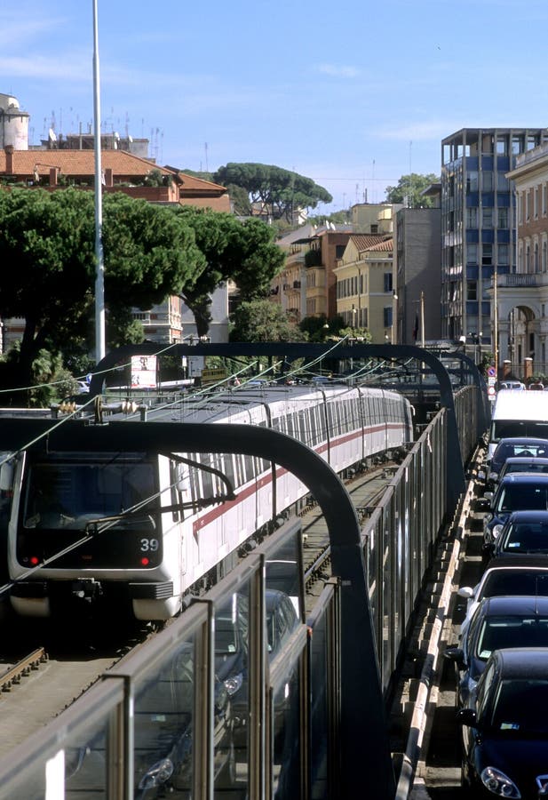 Trein en auto's in Rome redactionele foto. Image of auto - 27031631