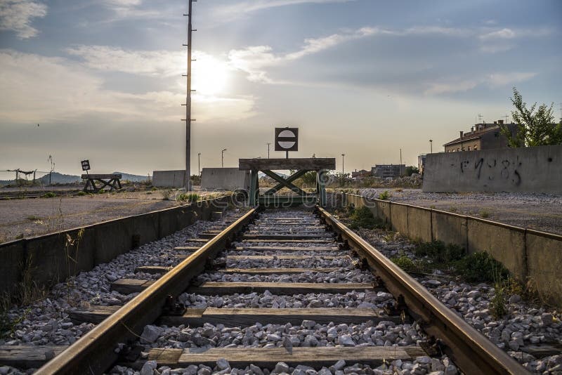 Treinsporen stock foto. Image of wolk, spoorweg, trein - 55555786