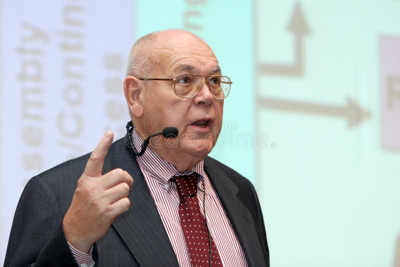 Trek Edward Schultz aan redactionele fotografie. Image of gebaren ...