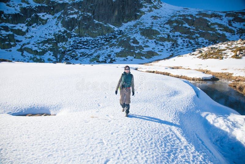 Trekking Della Donna in Neve Immagine Stock - Immagine di attivo ...