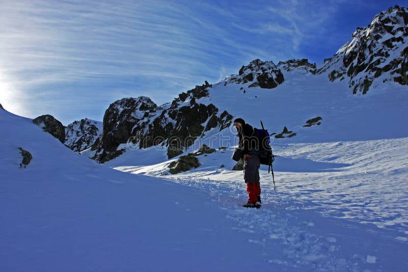 Trekking Dello Scalatore Attraverso Neve Fotografia Stock - Immagine di ...