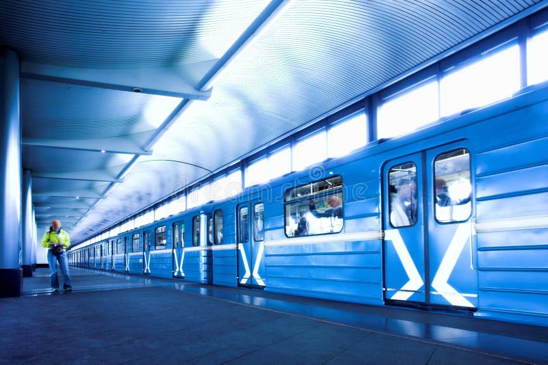 Trem azul no metro imagem de stock. Imagem de trilho, azul - 5431871