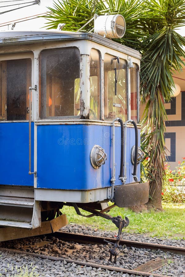 Trem azul velho em Italia fotografia editorial. Imagem de sentido ...
