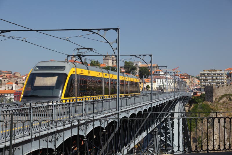 Trem do metro em Porto foto de stock. Imagem de português - 15623334