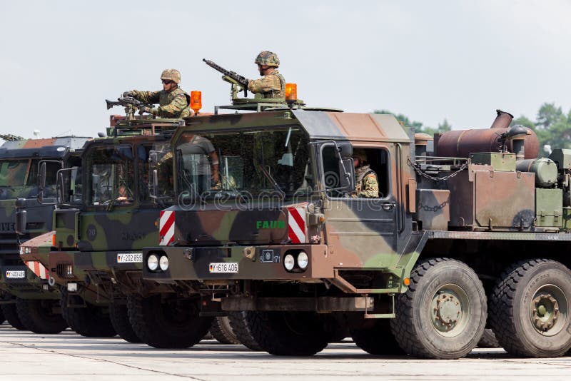 Período Da Segunda Guerra Mundial Do Kepi Do Preto Do Grupo Do Tanque ...