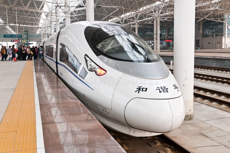 Trem Moderno Na Plataforma Que Espera Fotografia Editorial - Imagem de ...