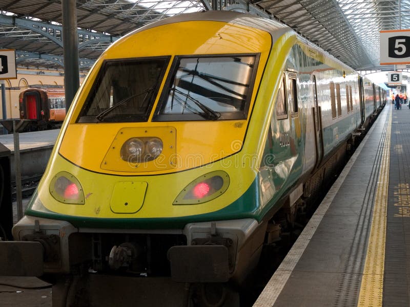 Tren diesel moderno imagen de archivo. Imagen de transporte - 2839687