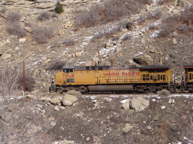 Tren De Carga En Barranco Estrecho Imagen de archivo editorial - Imagen ...